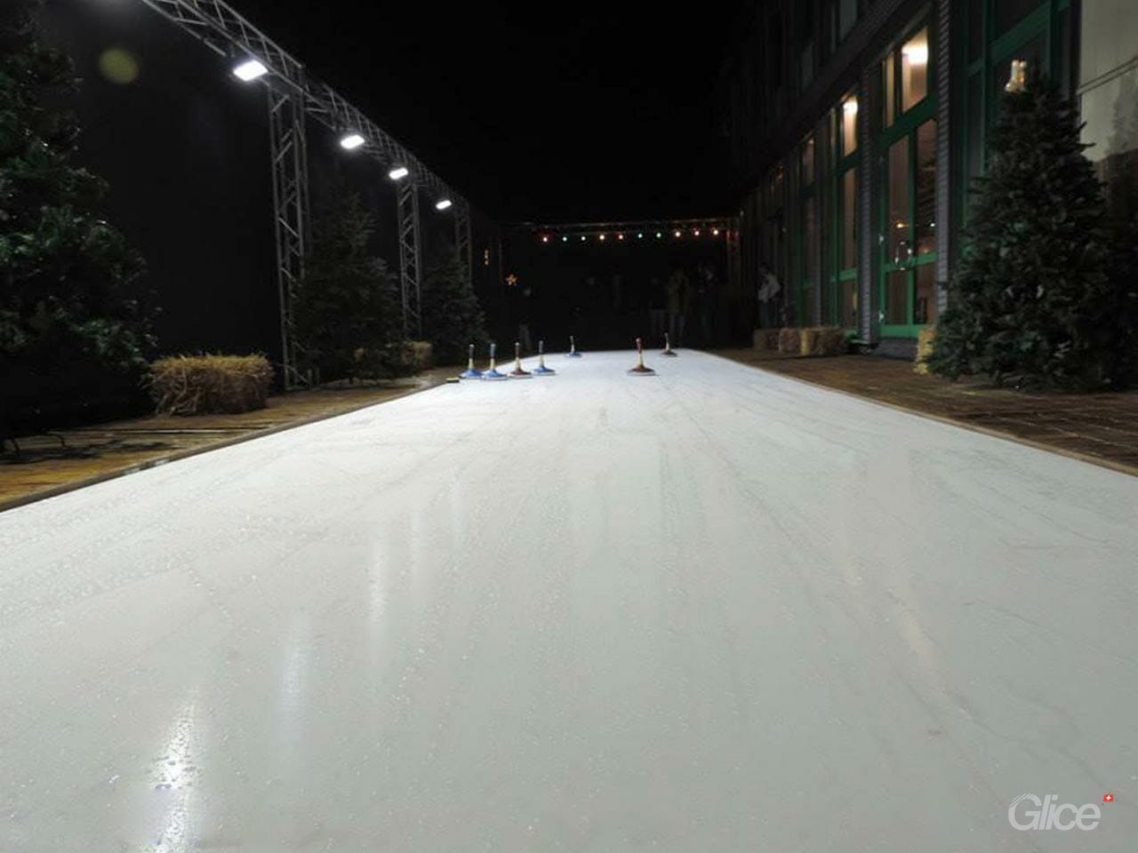 Synthetische Eisbahnen - Glice® Kunststoff Eisfelder aus der Schweiz